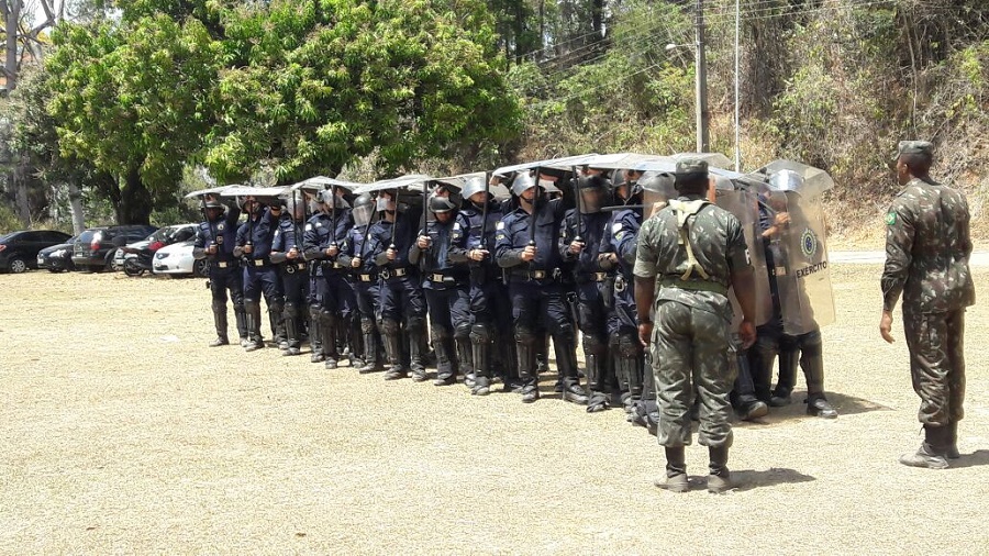 Guarda Municipal realiza treinamento com Exército Brasileiro Guarda Municipal realiza treinamento com Exército Brasileiro
